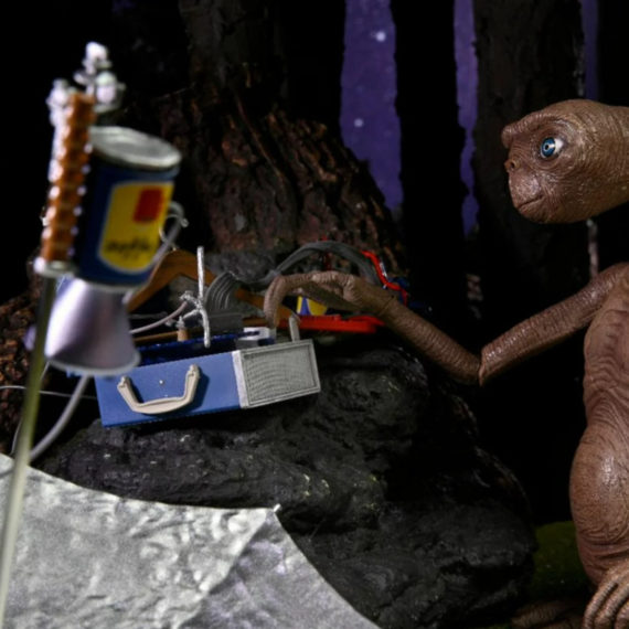 Deluxe Ultimate E.T. 40th Anniversary Action Figure – WACKO Los Angeles